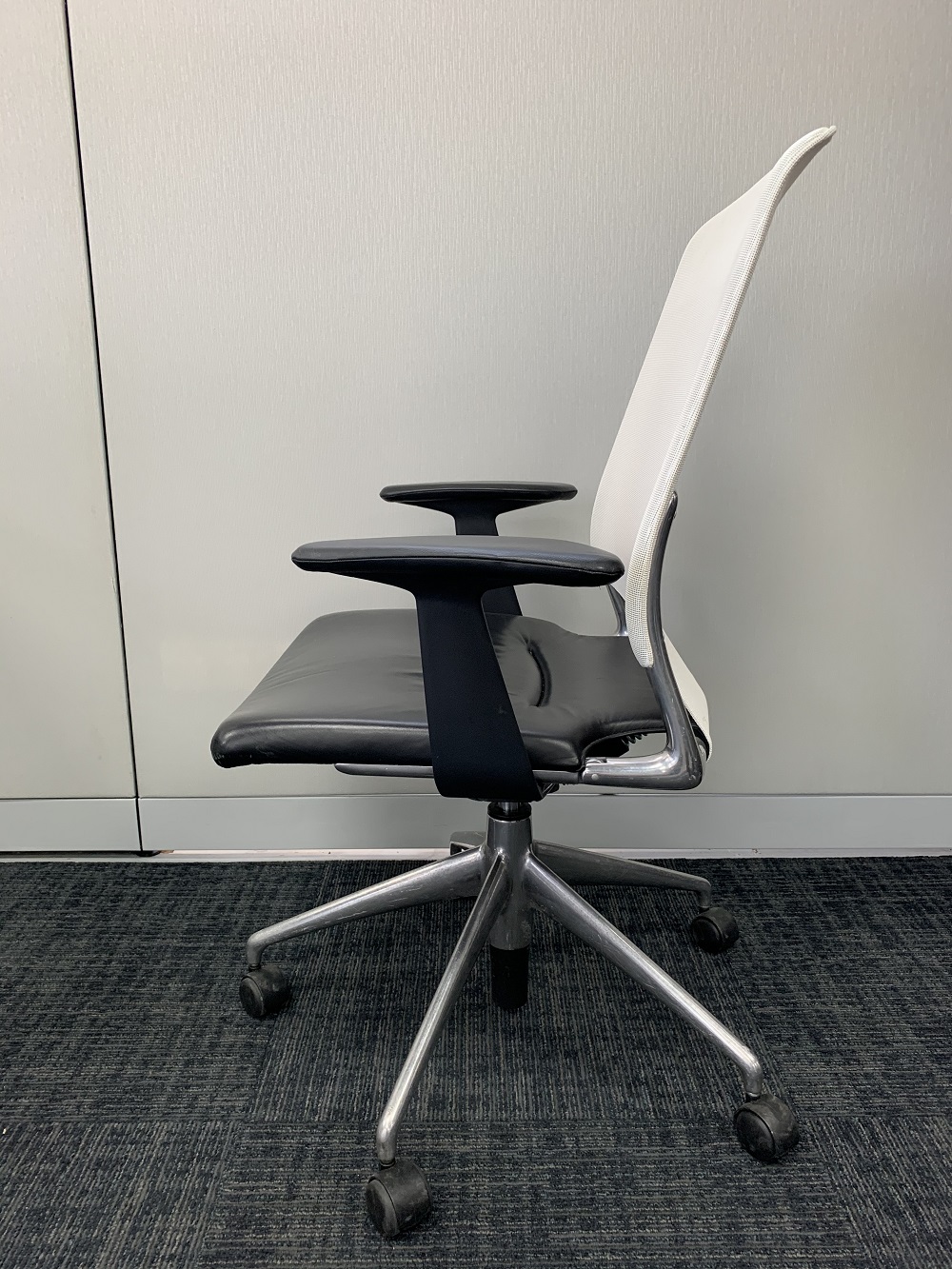 Vitra Meda with Nero Leather and Bianco Mesh Back